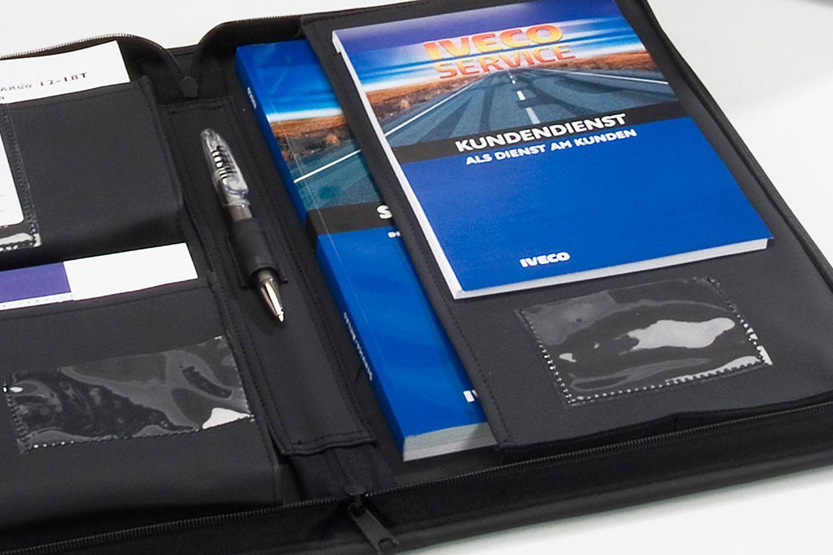 Bordliteratur-Mappe – Iveco All Black – iba hartmann TASCHEN
